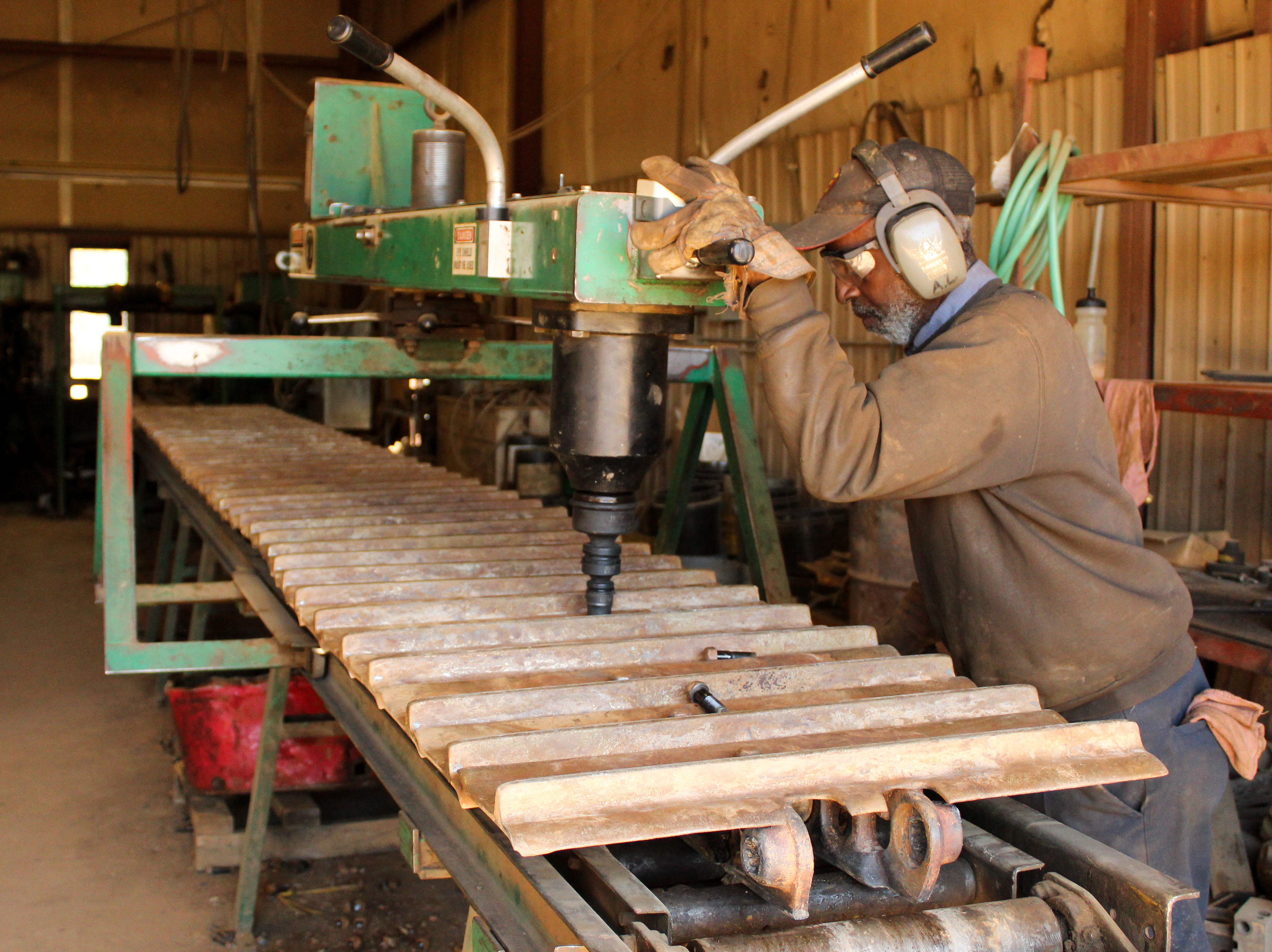 Service | Tractor Tracs, Inc. - The Undercarriage Specialists